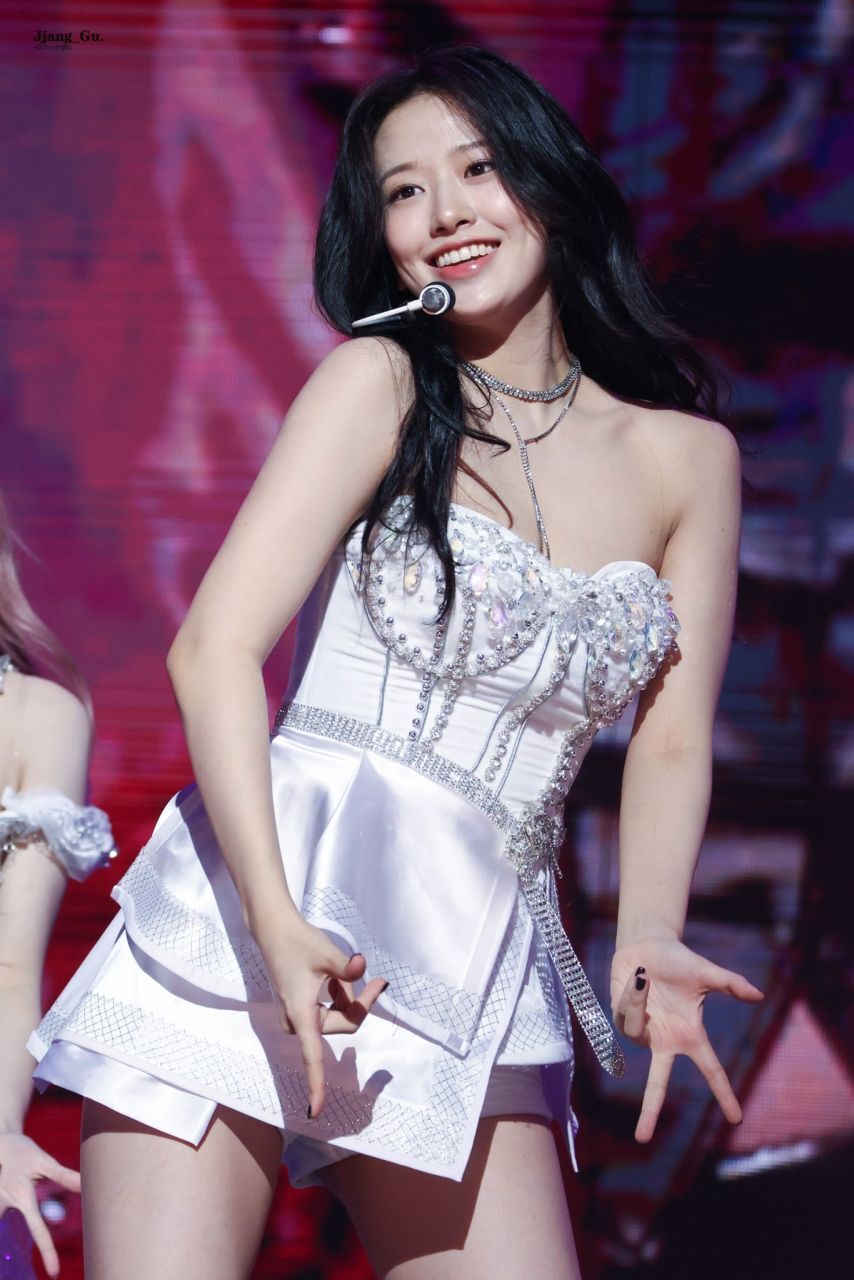 요즘 미모 + 몸매가 물이 오를대로 오른 안유진 - 방송/연예 - 꾸르