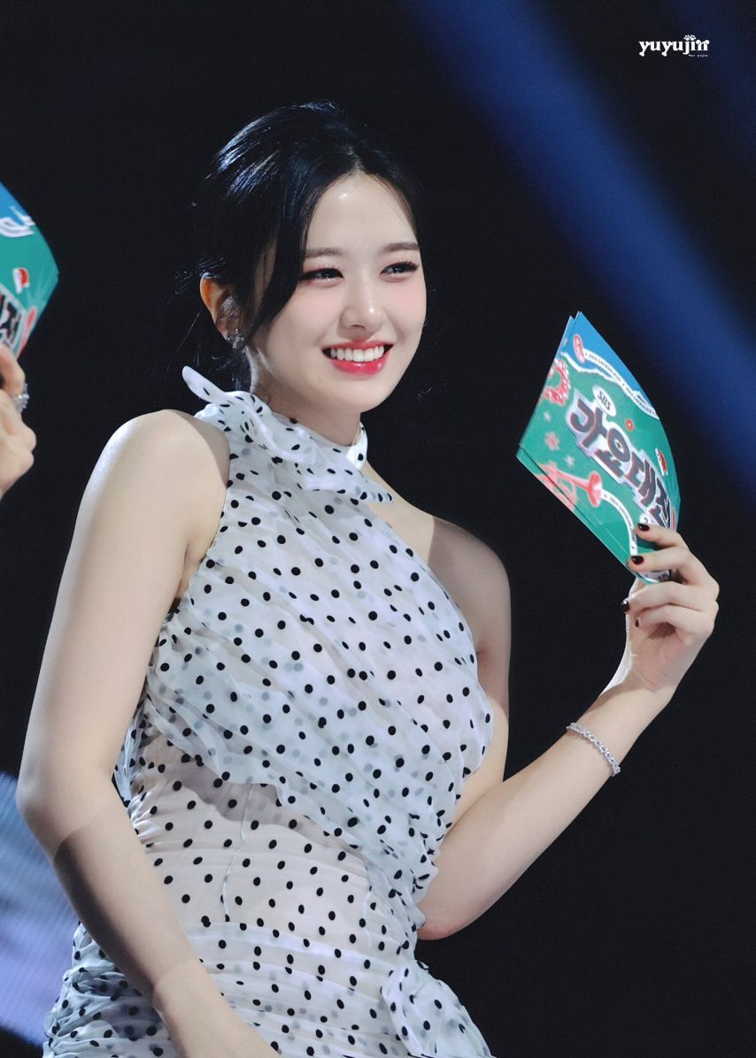 요즘 미모 + 몸매가 물이 오를대로 오른 안유진 - 방송/연예 - 꾸르