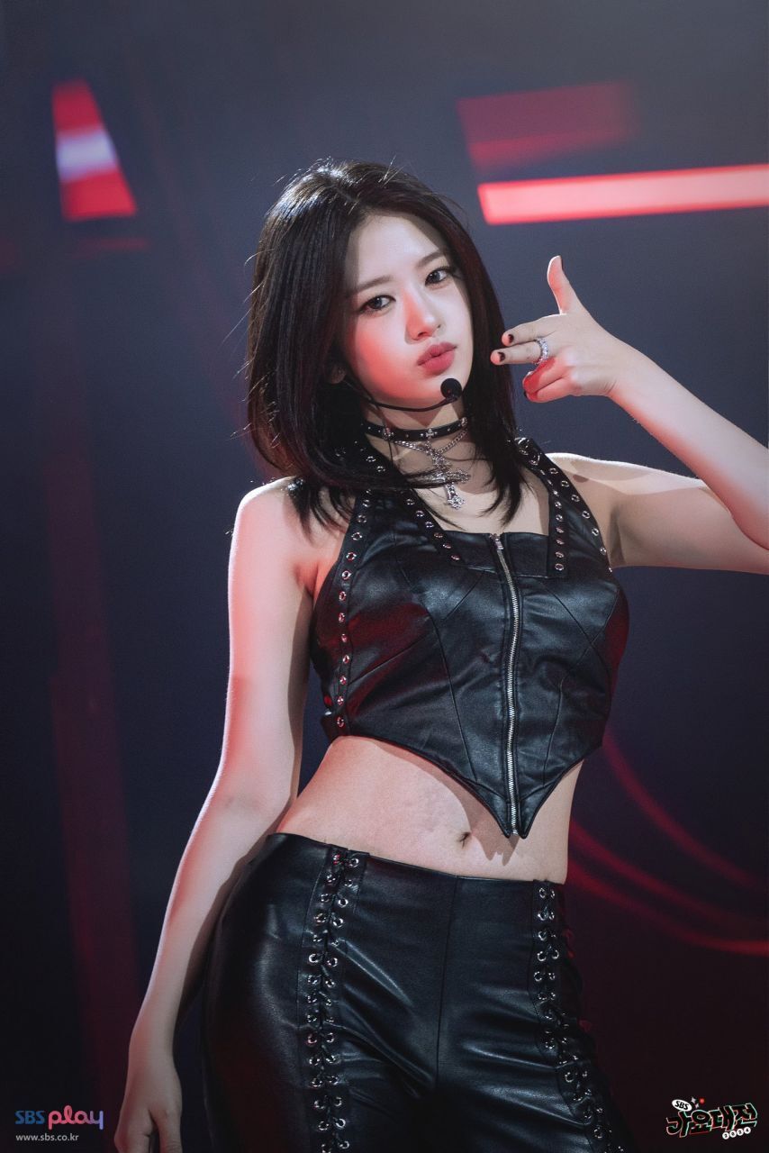 요즘 미모 + 몸매가 물이 오를대로 오른 안유진 - 방송/연예 - 꾸르