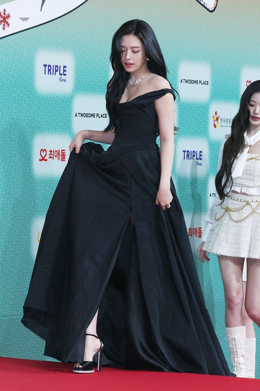 요즘 미모 + 몸매가 물이 오를대로 오른 안유진 - 방송/연예 - 꾸르