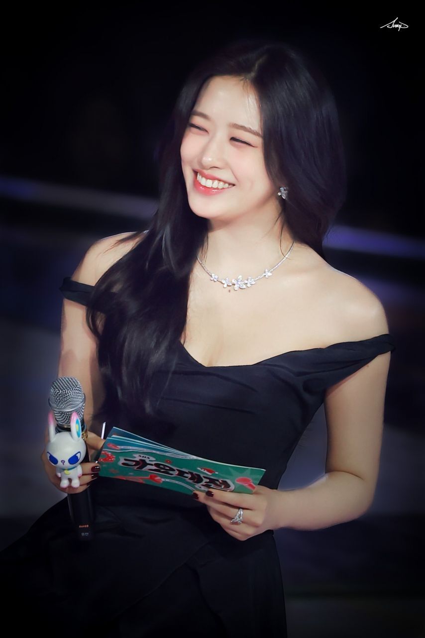 요즘 미모 + 몸매가 물이 오를대로 오른 안유진 - 방송/연예 - 꾸르