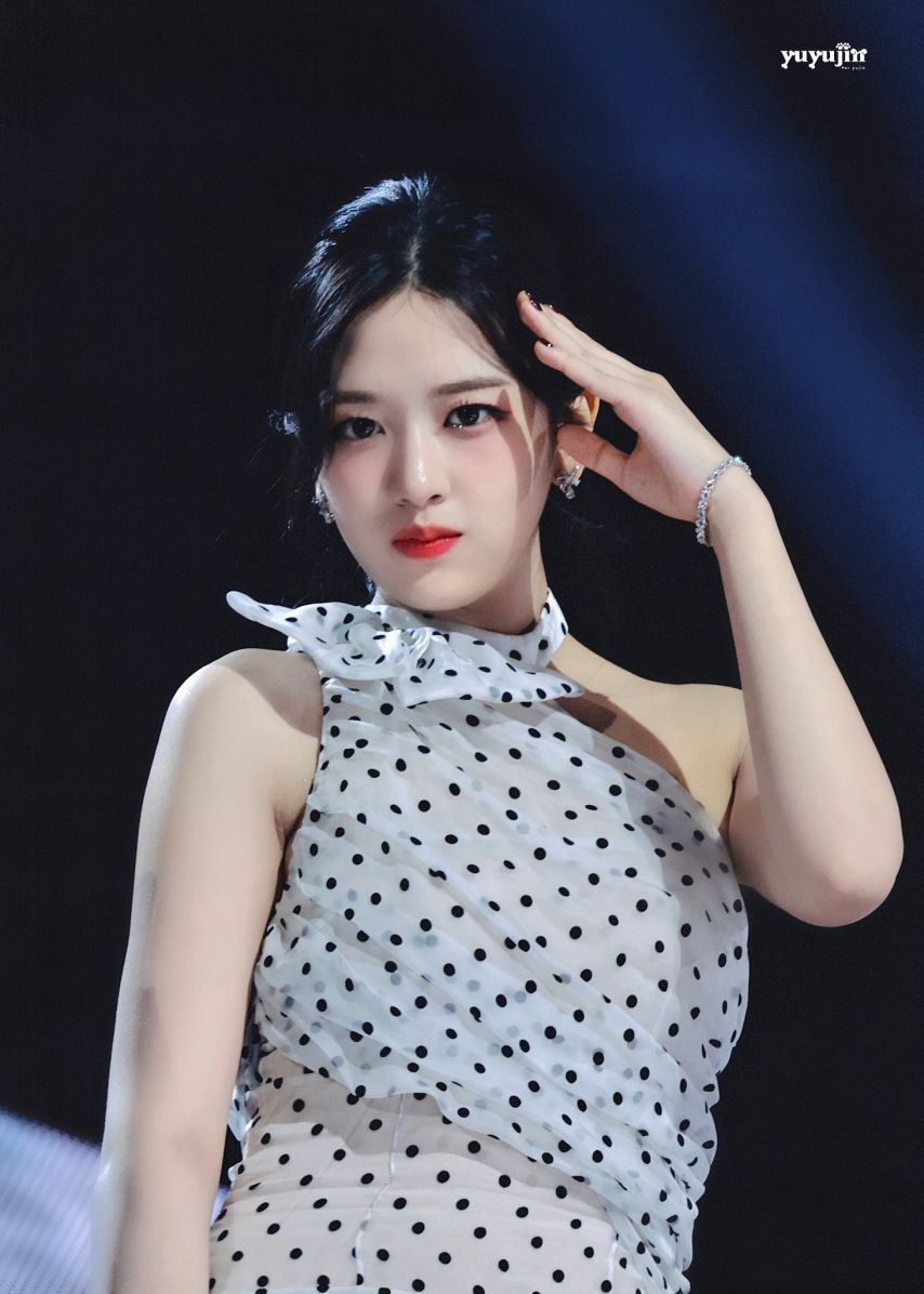 요즘 미모 + 몸매가 물이 오를대로 오른 안유진 - 방송/연예 - 꾸르