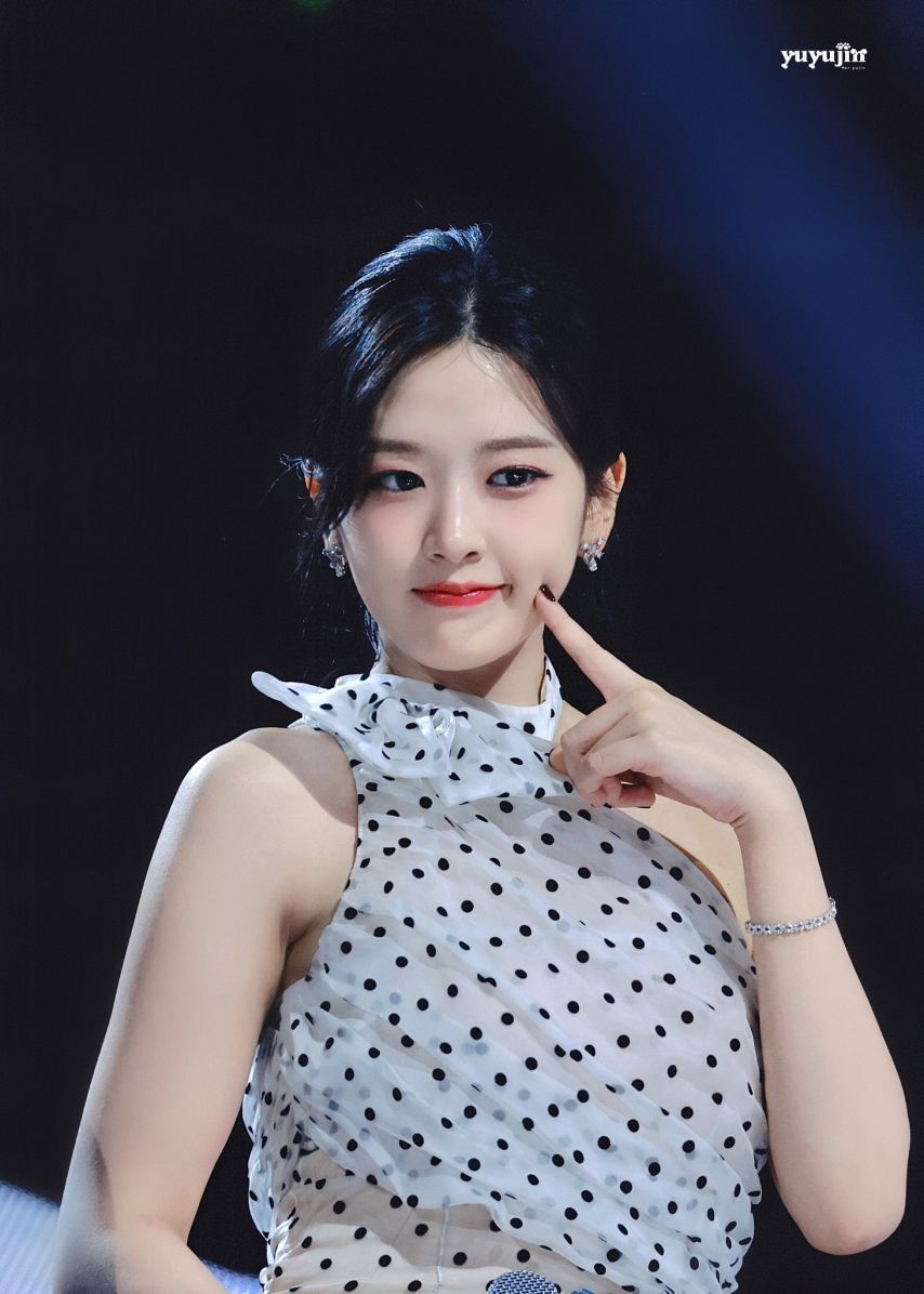 요즘 미모 + 몸매가 물이 오를대로 오른 안유진 - 방송/연예 - 꾸르