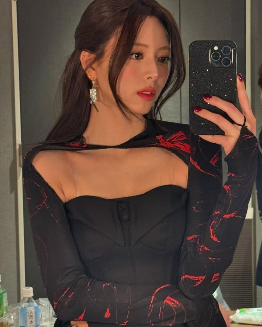 틈이 살짝살짝 보이는 볼레로 의상 ITZY 유나 - 방송/연예 - 꾸르