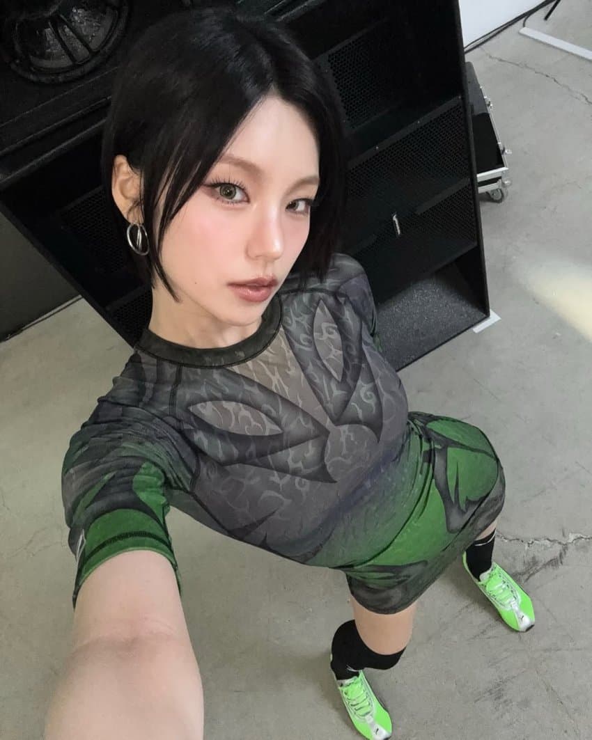 ITZY 예지 쫙 붙는 원피스 몸매 - 이것저것 - 꾸르